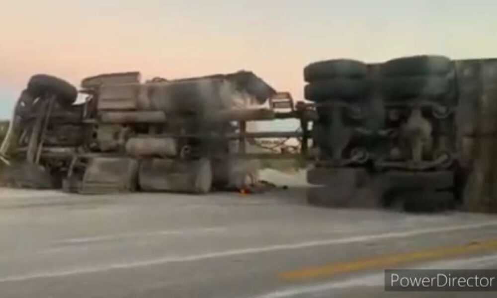 Rapiñan tráiler de frutas y verduras tras volcadura - Cauce Campeche